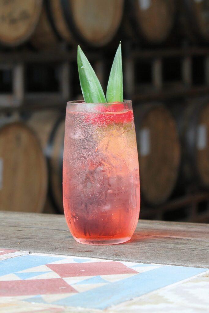 Cóctel Ron Blanco Amuleto en Fruto de la Suerte ¡Un Toque de Magia!